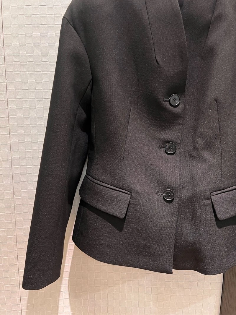 Indistinguishable Christian Dior Outwear
