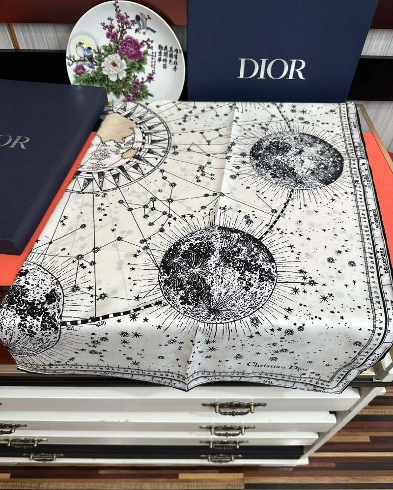 Low-cost Christian Dior Scarf