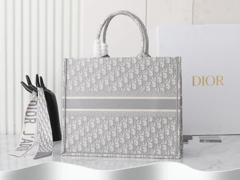 Accurate model Christian Dior Shopping Bags