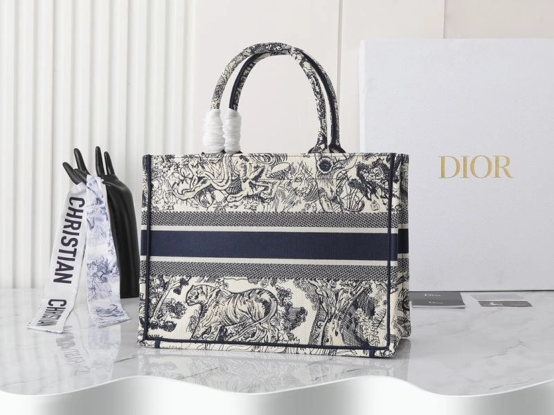 Accurate model Christian Dior Shopping Bags