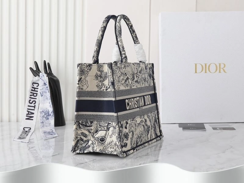 Accurate model Christian Dior Shopping Bags