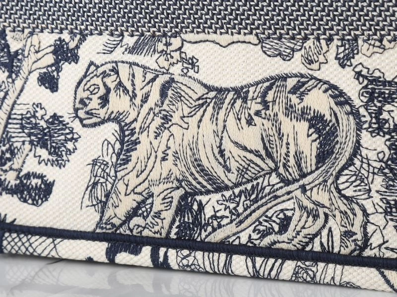 Accurate model Christian Dior Shopping Bags
