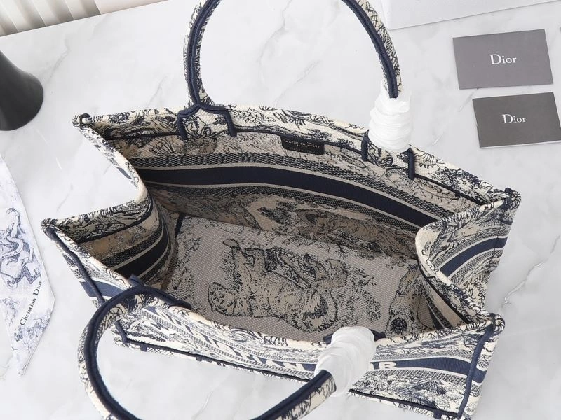 Accurate model Christian Dior Shopping Bags