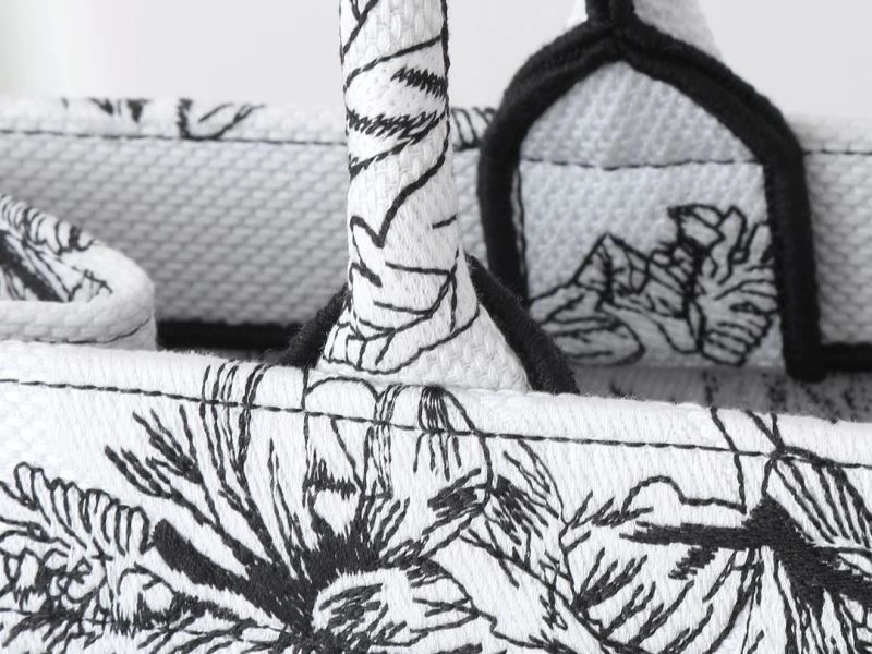 Reasonably priced Christian Dior Shopping Bags