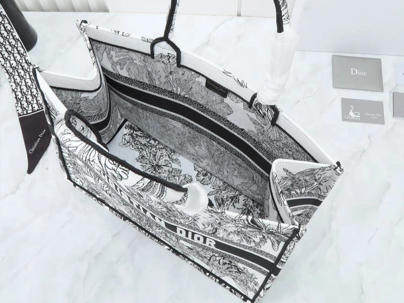 Reasonably priced Christian Dior Shopping Bags