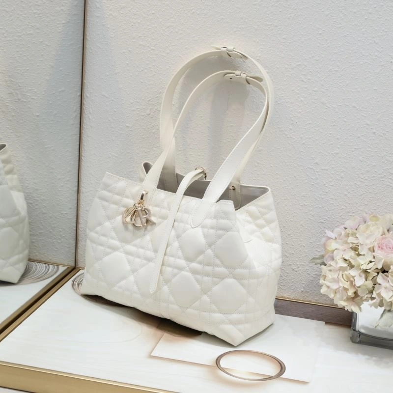Accurate model Christian Dior Shopping Bags