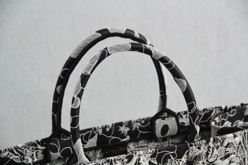 Reasonably priced Christian Dior Shopping Bags