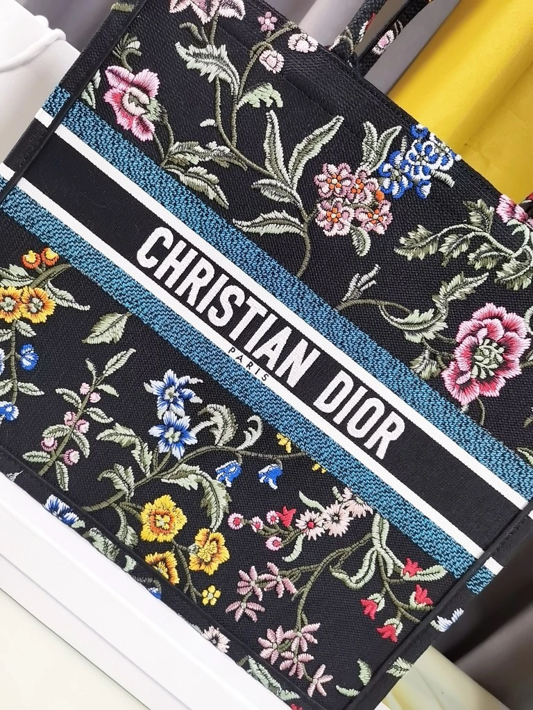 Accurate model Christian Dior Shopping Bags