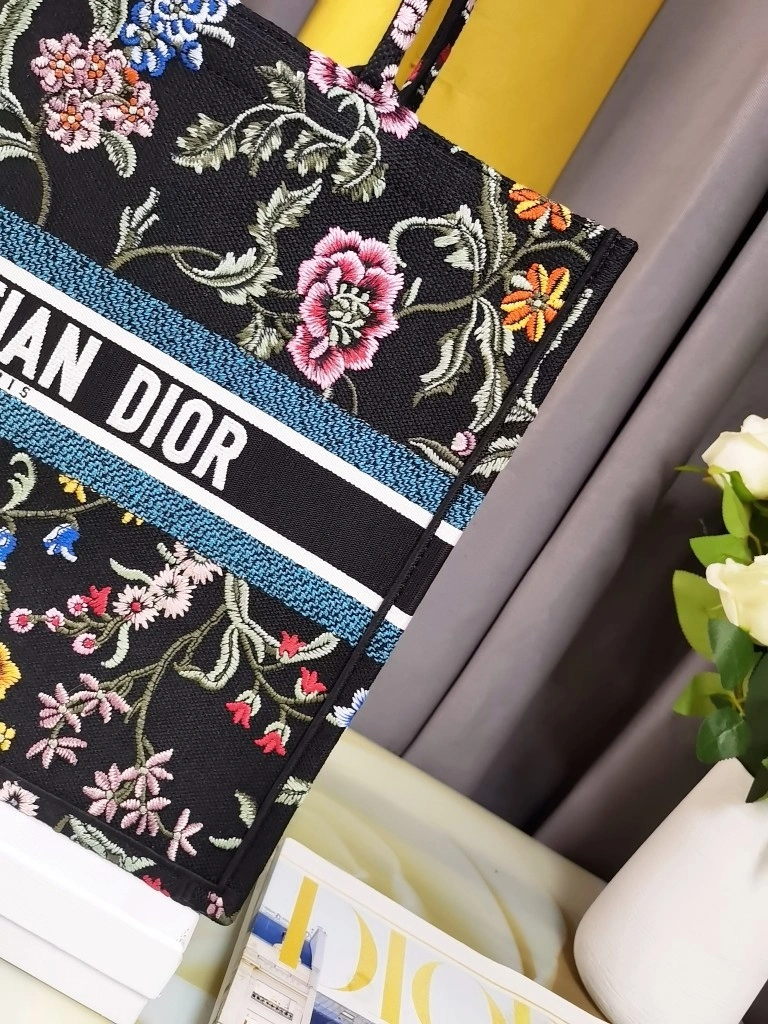 Accurate model Christian Dior Shopping Bags