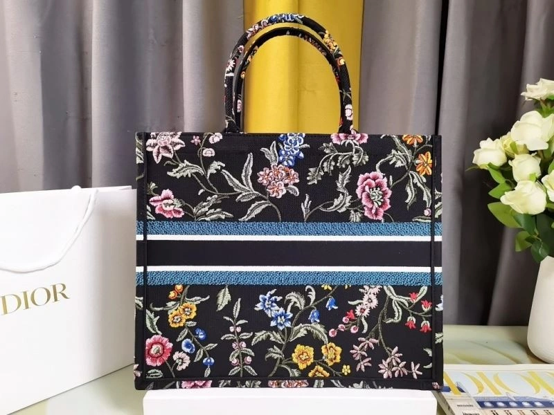 Accurate model Christian Dior Shopping Bags
