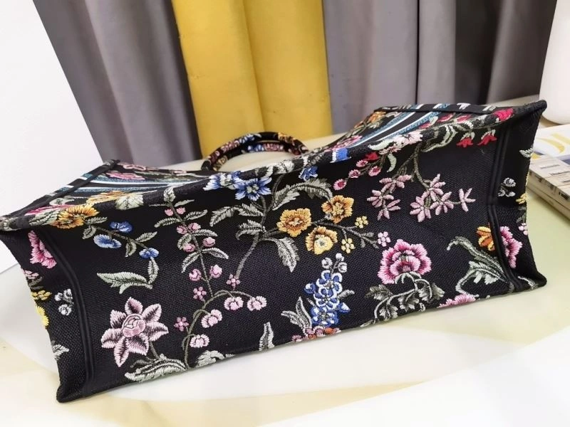Accurate model Christian Dior Shopping Bags
