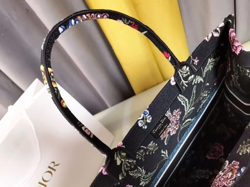 Accurate model Christian Dior Shopping Bags
