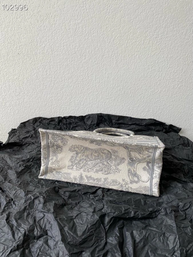 Reasonably priced Christian Dior Shopping Bags