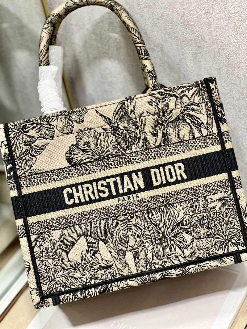 Accurate model Christian Dior Shopping Bags