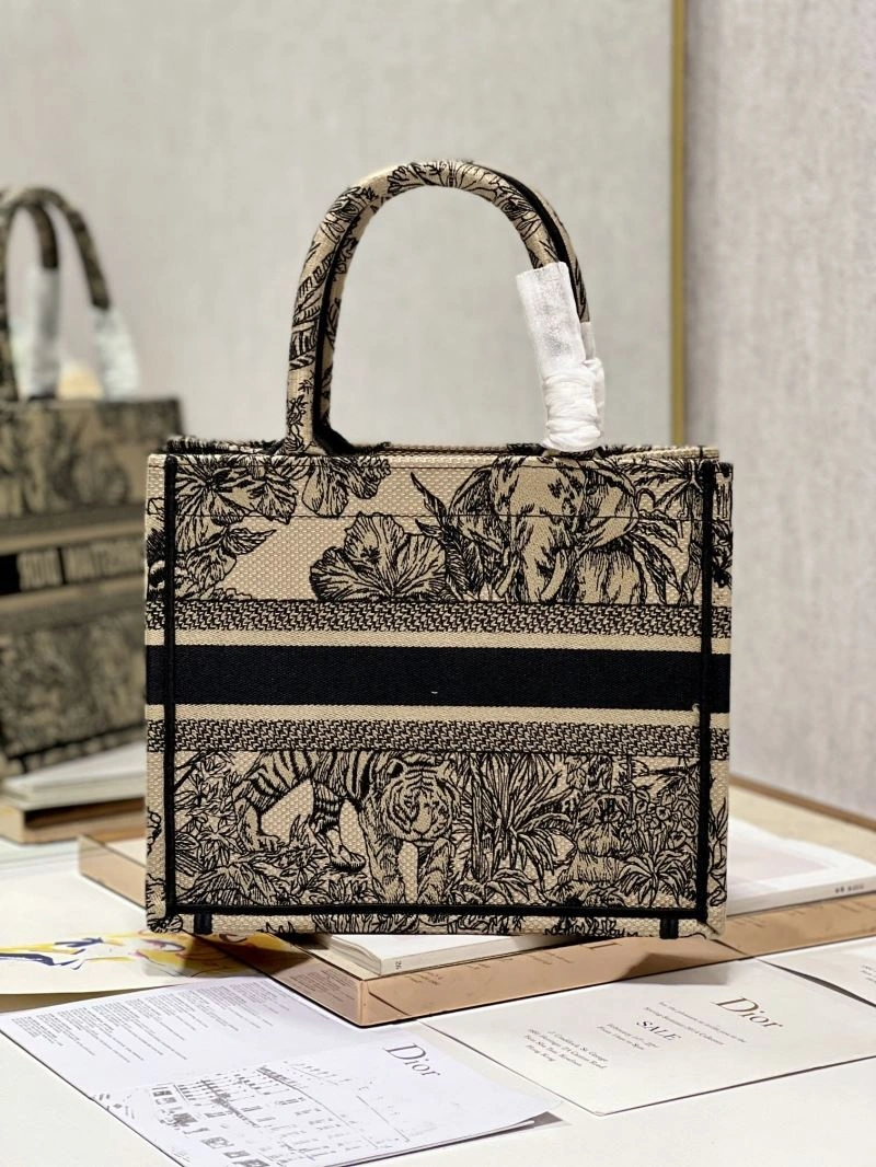 Accurate model Christian Dior Shopping Bags