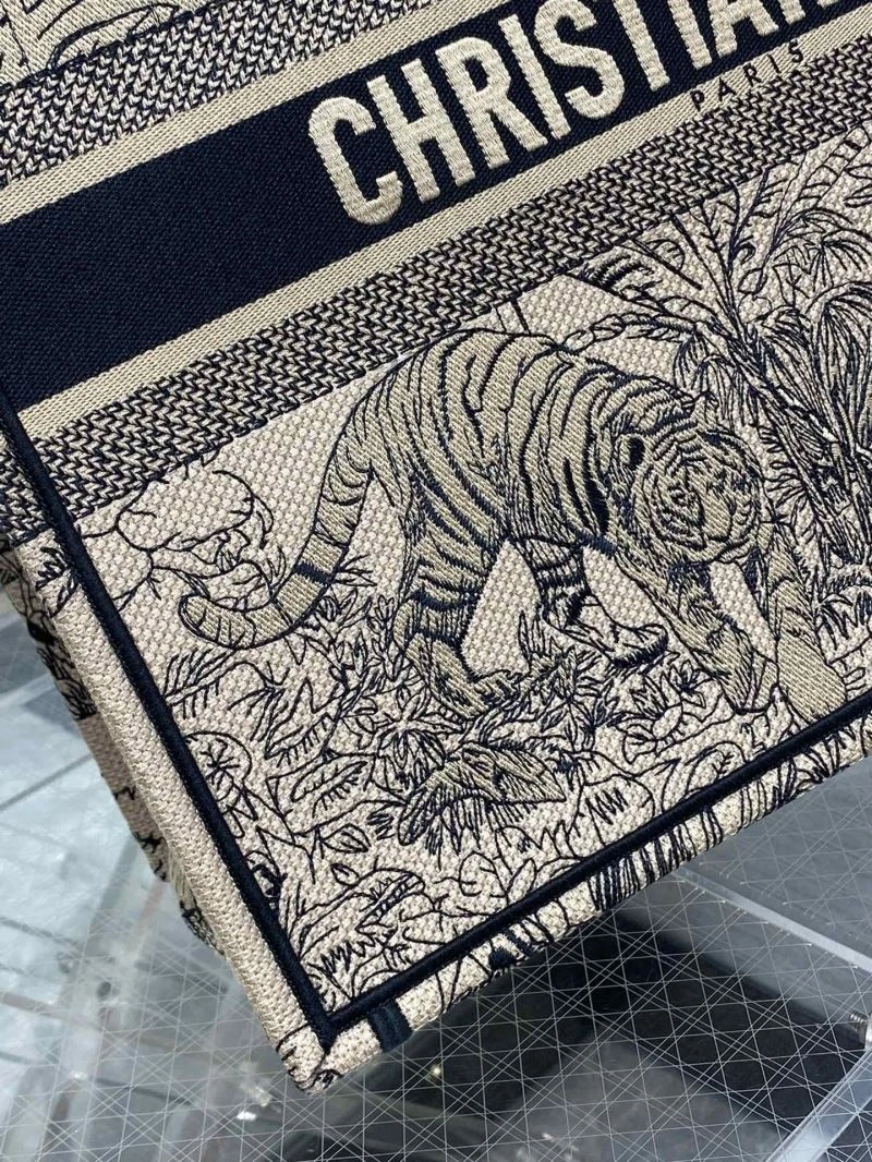 Accurate model Christian Dior Shopping Bags
