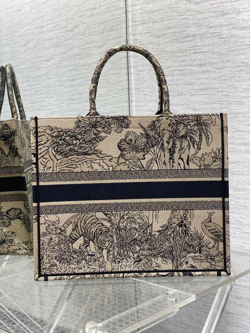 Accurate model Christian Dior Shopping Bags