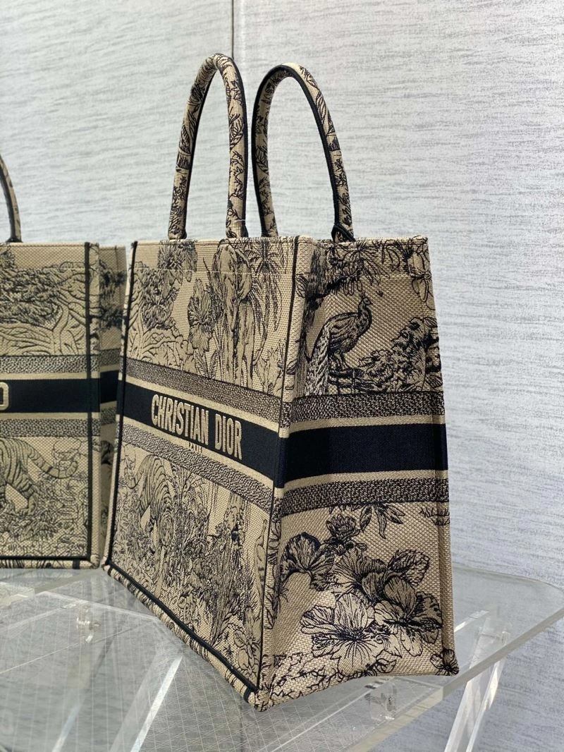 Accurate model Christian Dior Shopping Bags