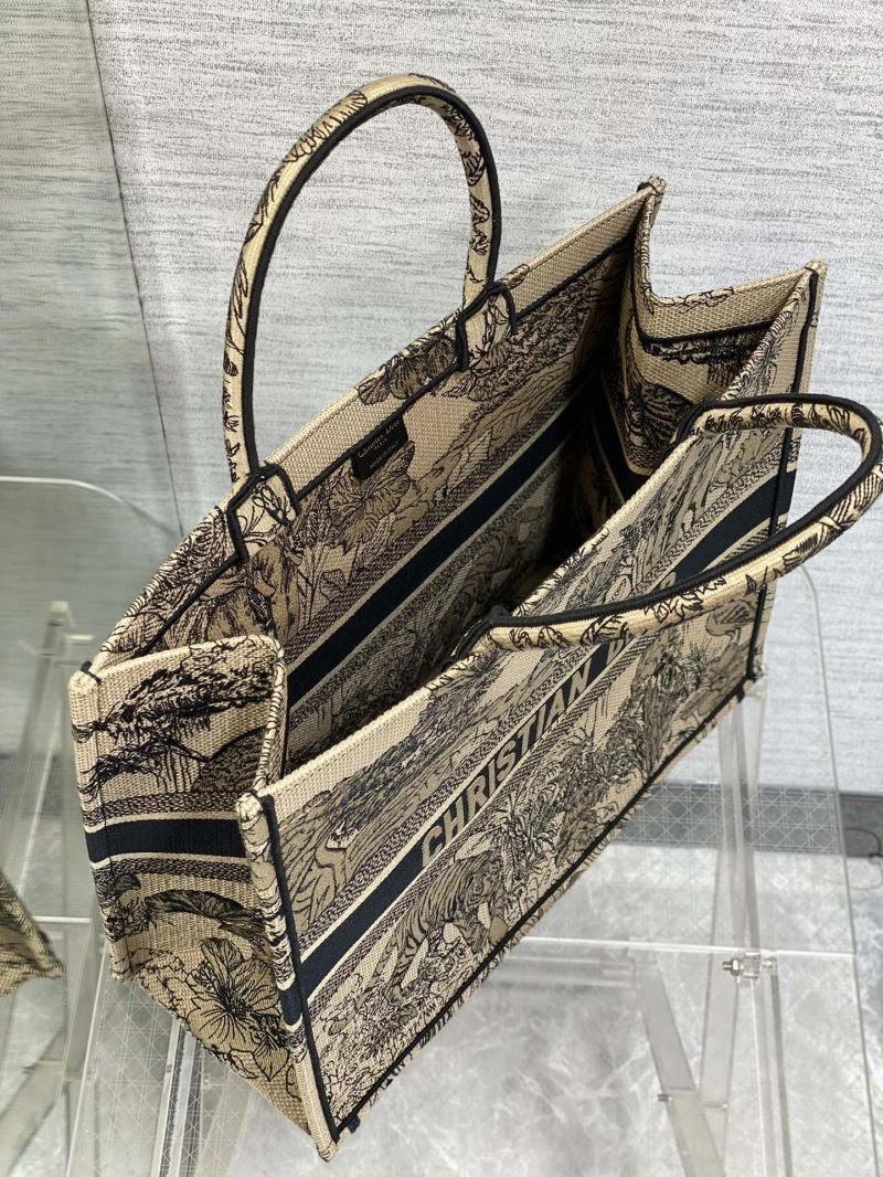 Accurate model Christian Dior Shopping Bags