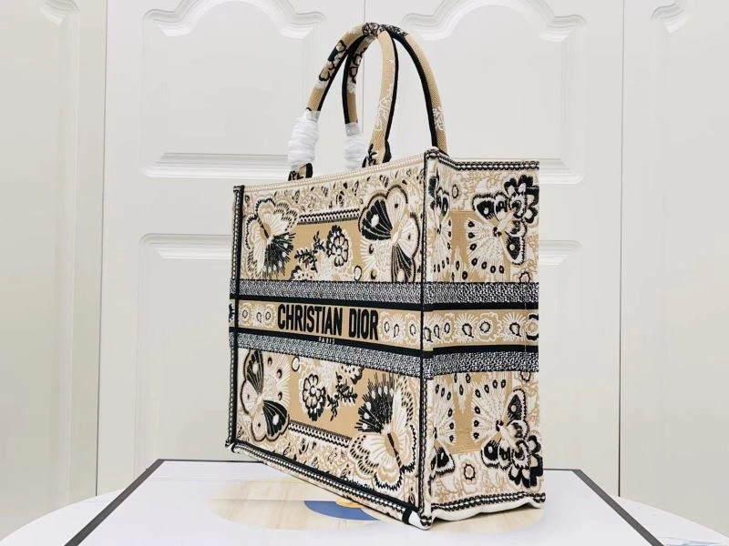 Accurate model Christian Dior Shopping Bags