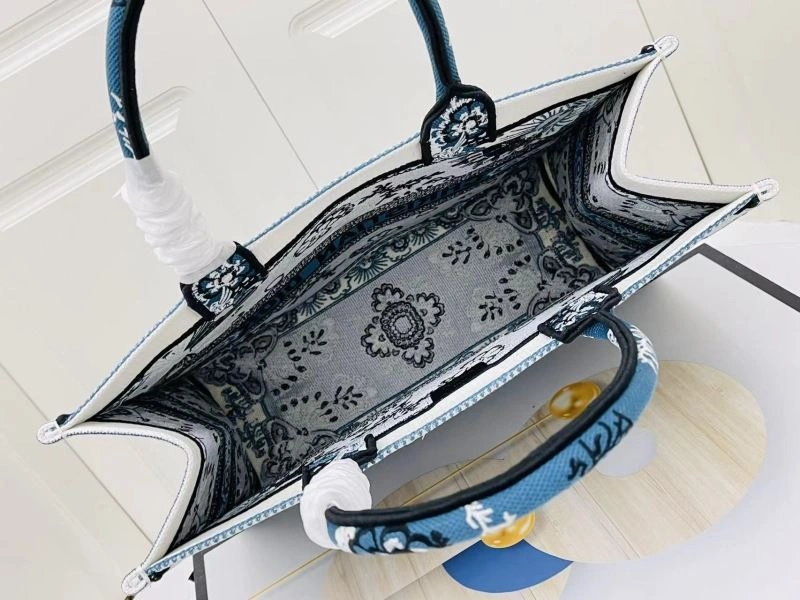 Accurate model Christian Dior Shopping Bags