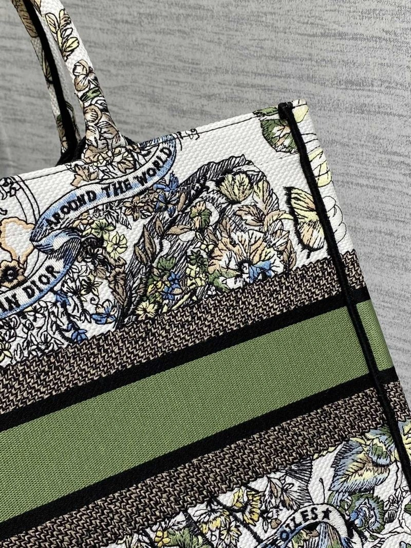 Accurate model Christian Dior Shopping Bags