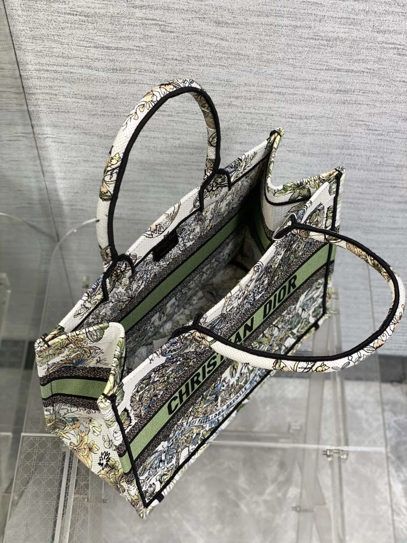 Accurate model Christian Dior Shopping Bags