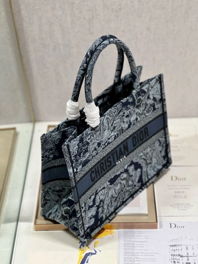Accurate model Christian Dior Shopping Bags