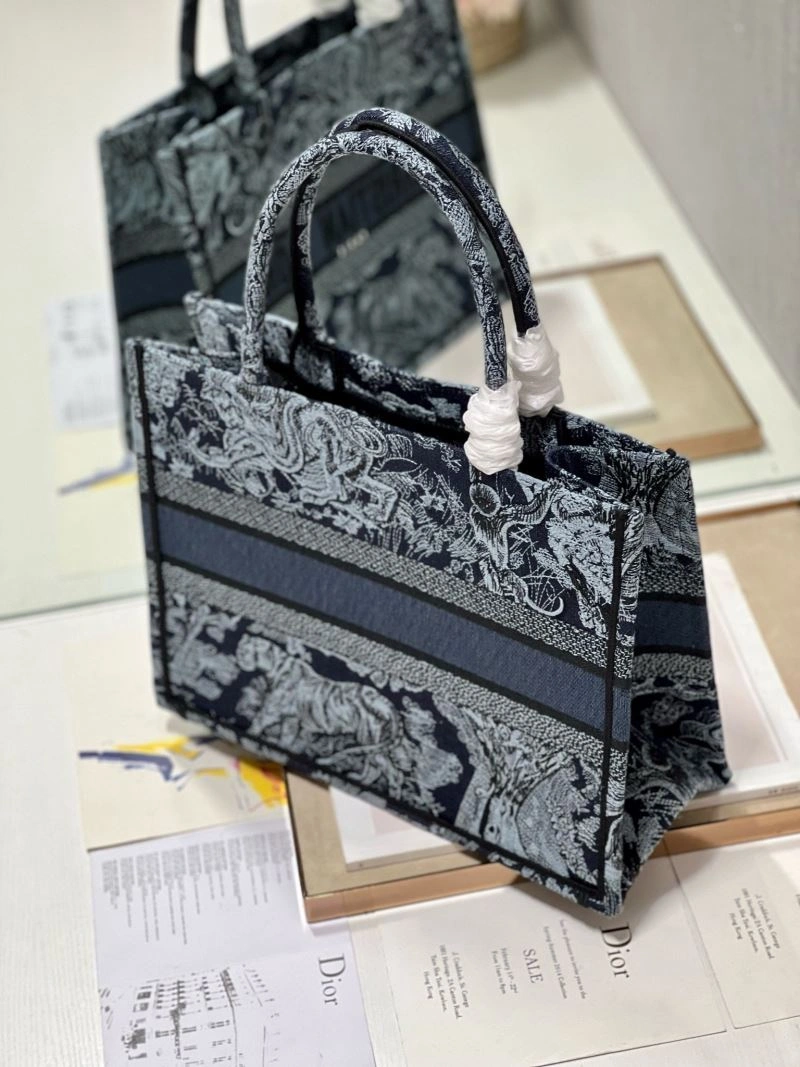 Accurate model Christian Dior Shopping Bags