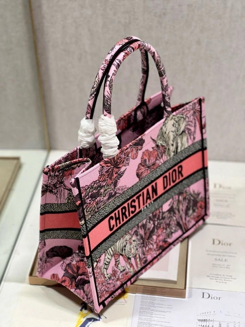 Accurate model Christian Dior Shopping Bags