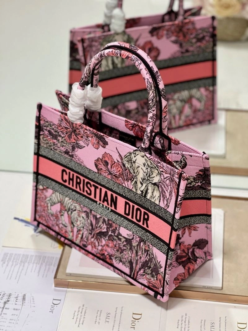 Accurate model Christian Dior Shopping Bags