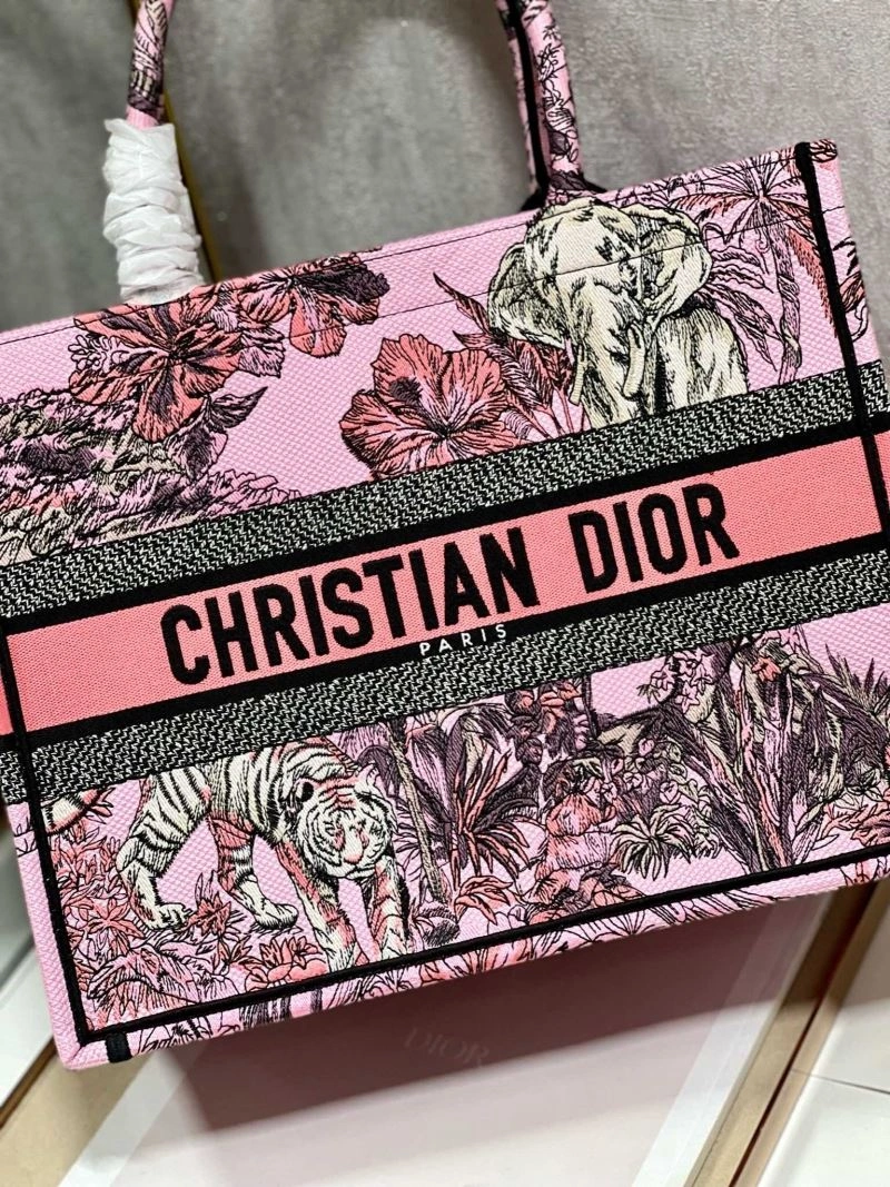 Accurate model Christian Dior Shopping Bags