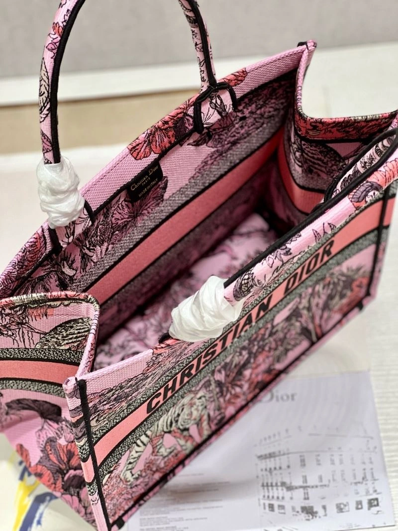 Accurate model Christian Dior Shopping Bags