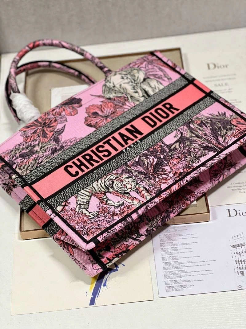 Accurate model Christian Dior Shopping Bags