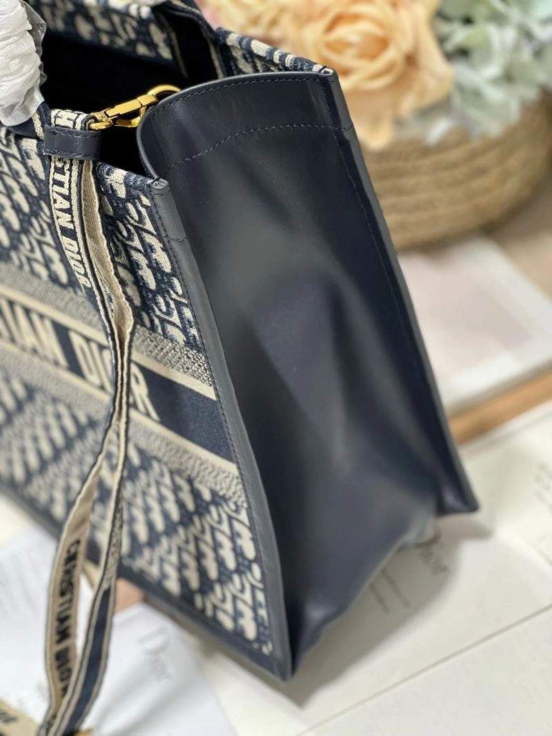 Accurate model Christian Dior Shopping Bags