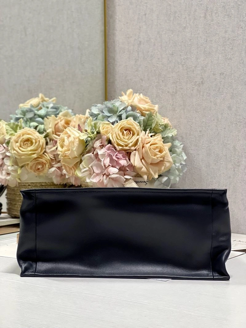 Accurate model Christian Dior Shopping Bags
