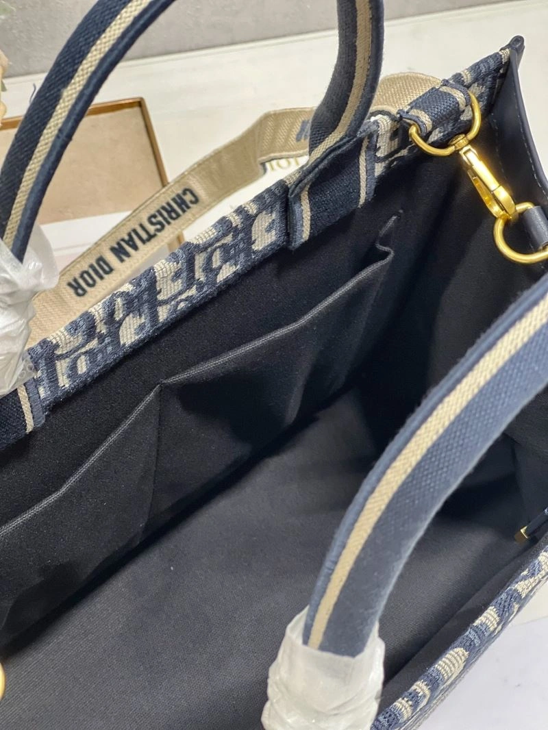 Accurate model Christian Dior Shopping Bags