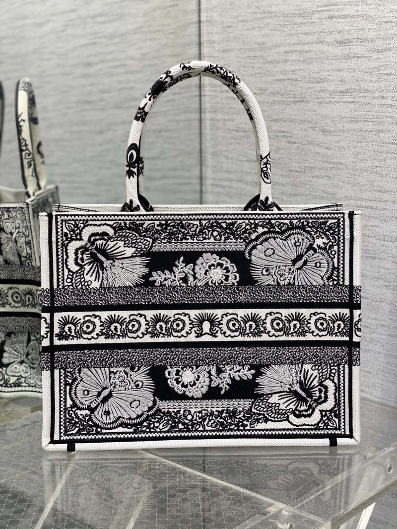 Accurate model Christian Dior Shopping Bags