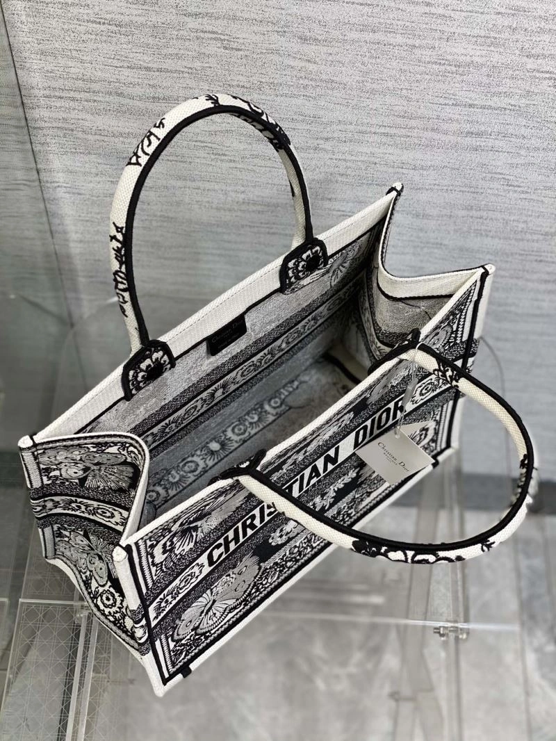 Accurate model Christian Dior Shopping Bags