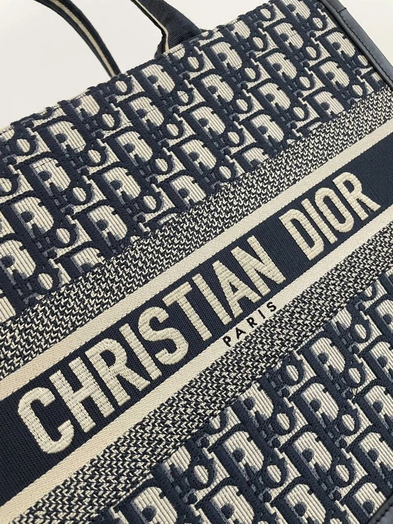 Accurate model Christian Dior Shopping Bags