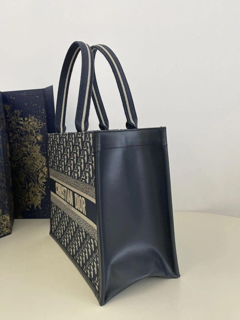 Accurate model Christian Dior Shopping Bags