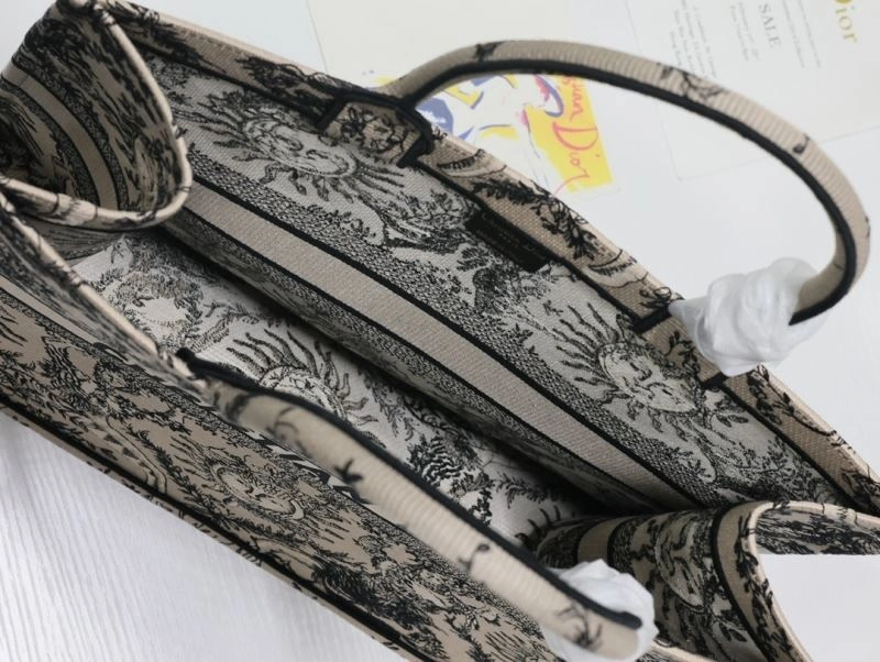 Reasonably priced Christian Dior Shopping Bags