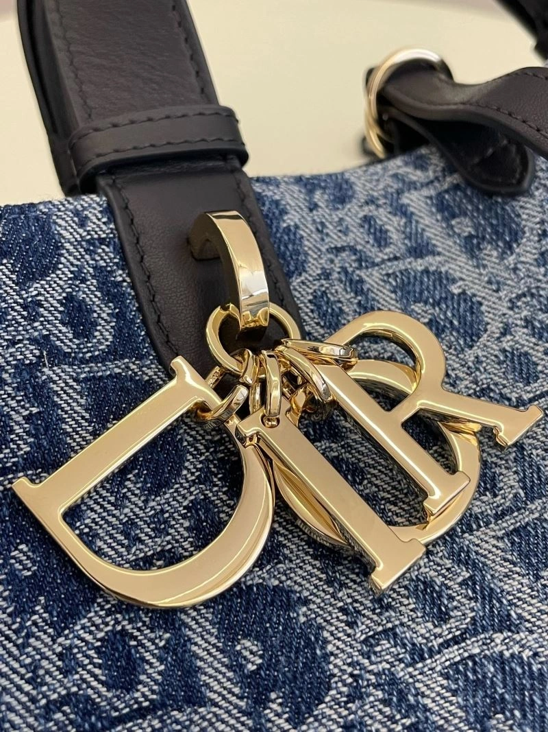 Accurate model Christian Dior Shopping Bags