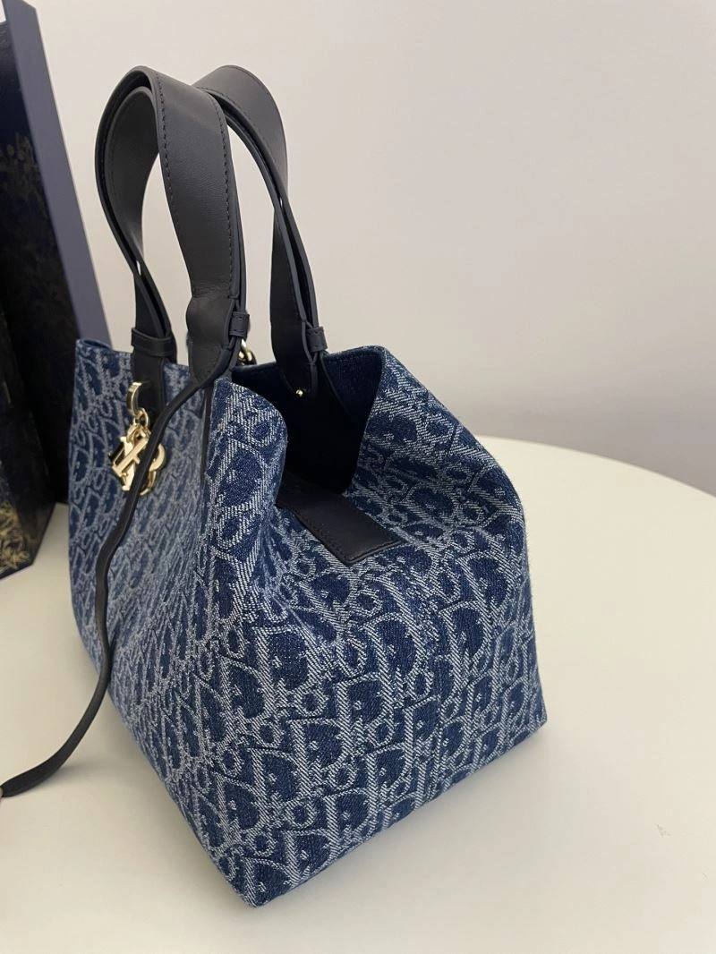 Accurate model Christian Dior Shopping Bags
