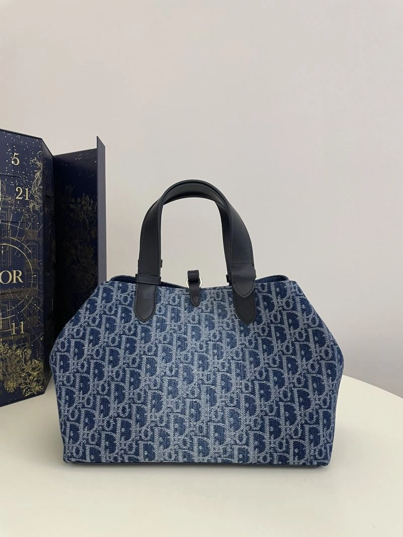 Accurate model Christian Dior Shopping Bags