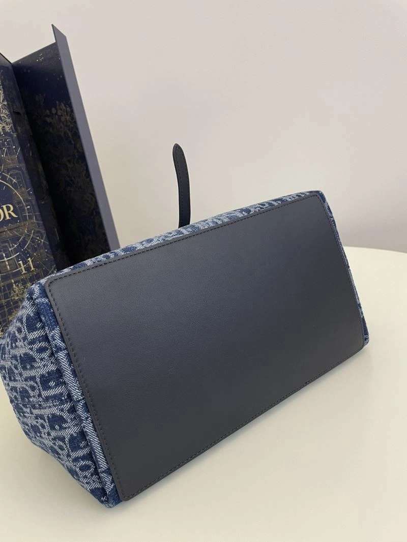 Accurate model Christian Dior Shopping Bags