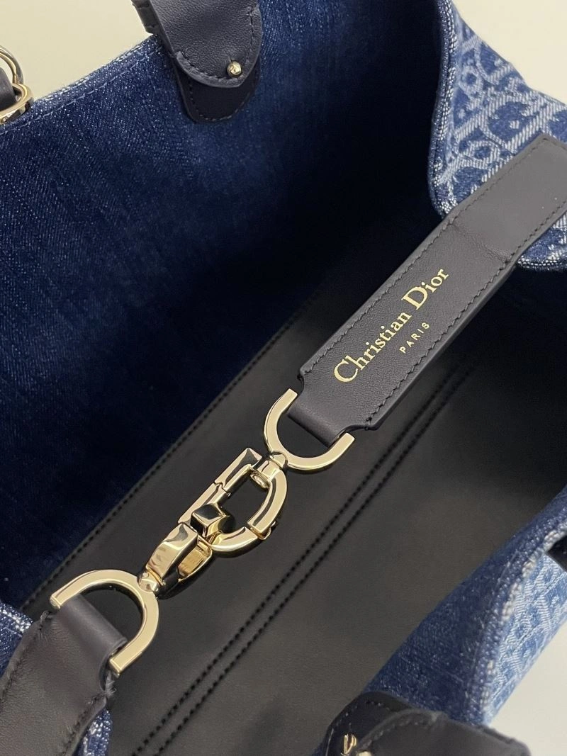 Accurate model Christian Dior Shopping Bags