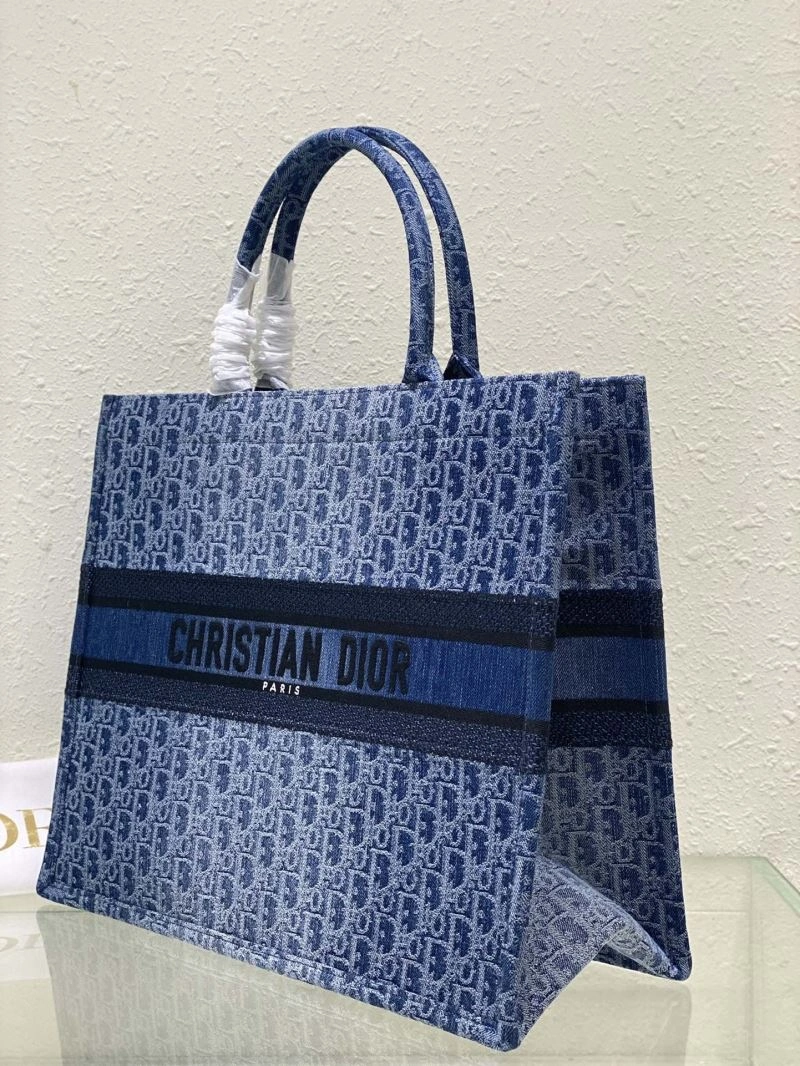 Accurate model Christian Dior Shopping Bags