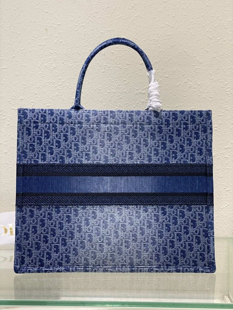 Accurate model Christian Dior Shopping Bags