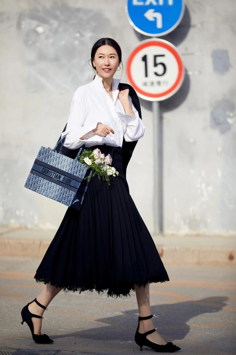 Value-priced Christian Dior Shopping Bags